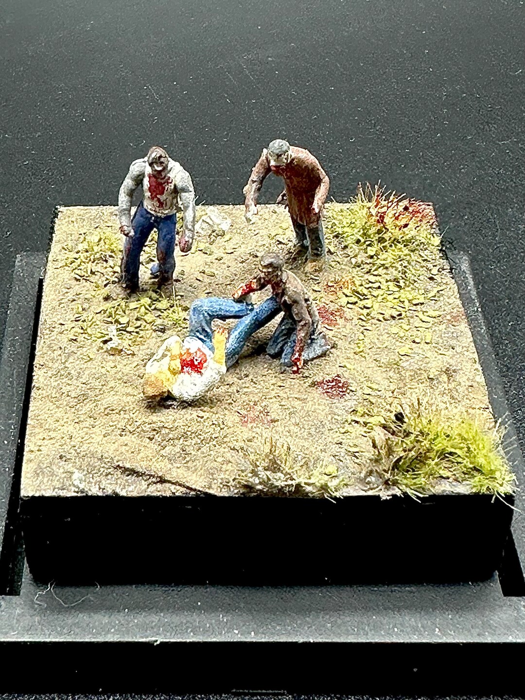 Diorama Zombie and Almost Surviro: HO Scale Tiny Miniature Model Train ...