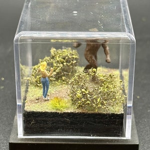 Diorama Bigfoot and Surprised Woman: HO Scale Sasquatch Tiny Miniature ...