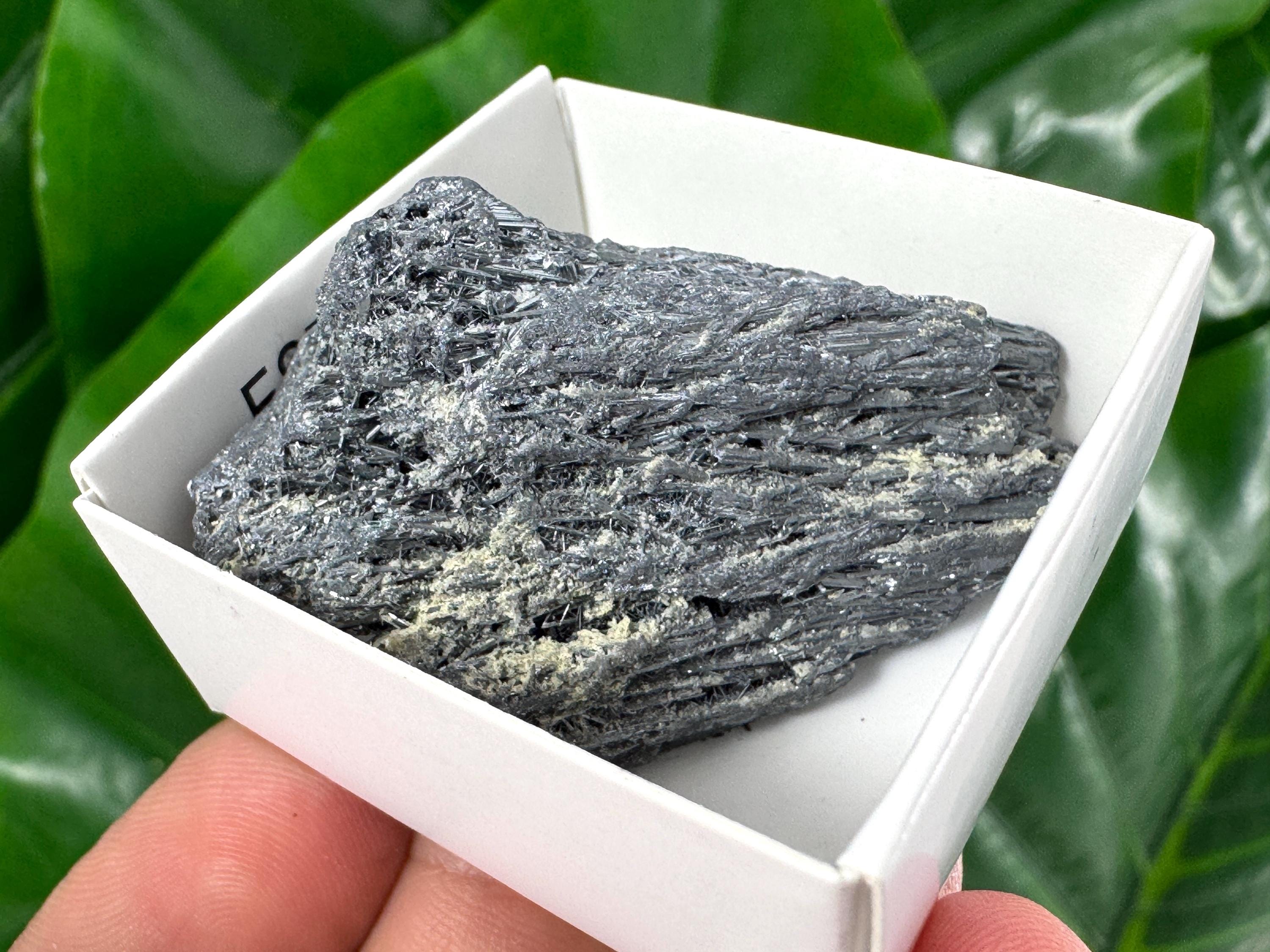 Antimonita de estibina natural de Rumanía: cristal metálico afilado ...