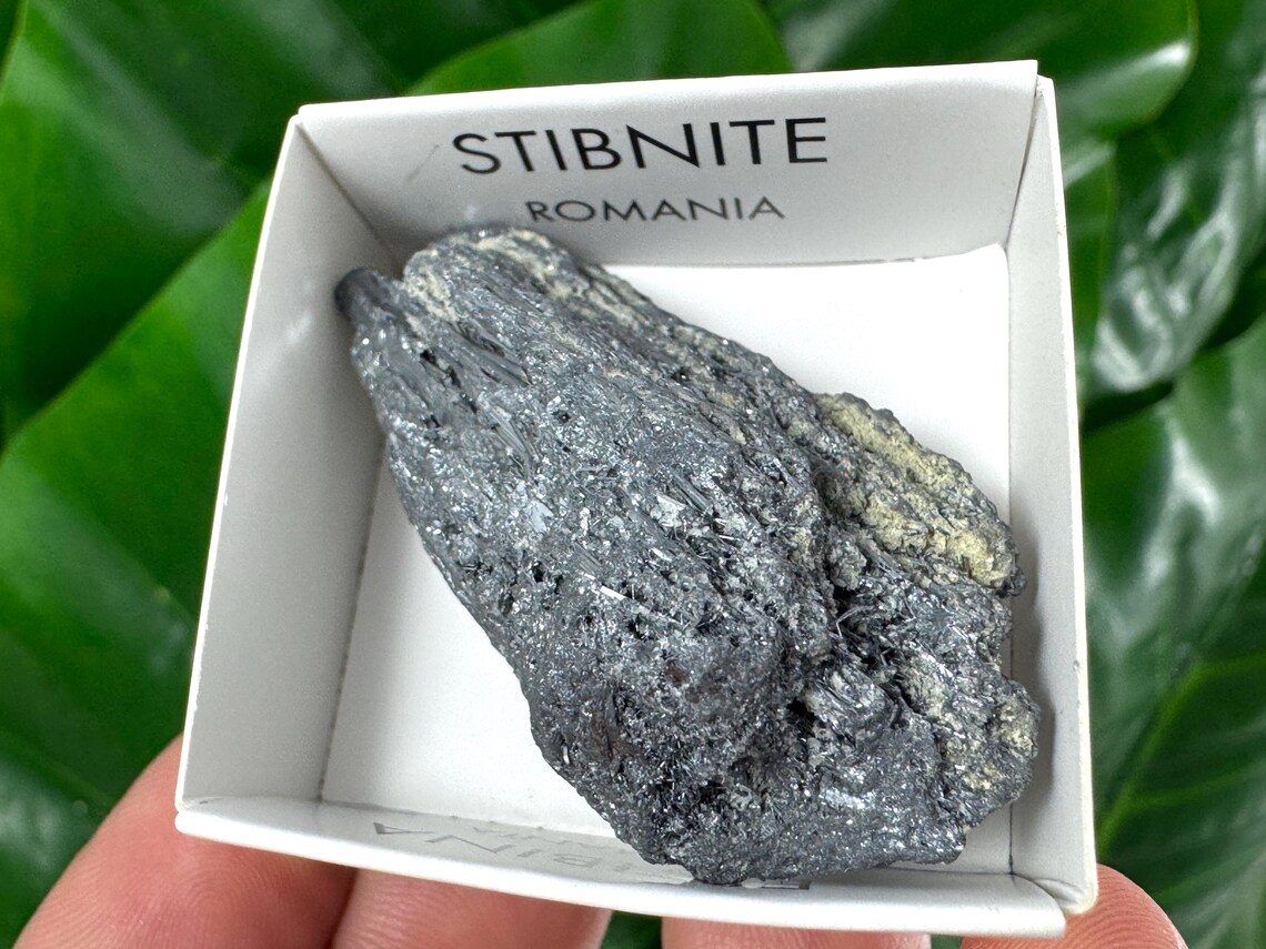 Antimonita de estibina natural de Rumanía: cristal metálico afilado ...