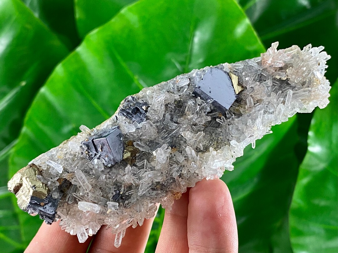 Quartz transparent avec galène, chalcopyrite, mine du 9 septembre ...