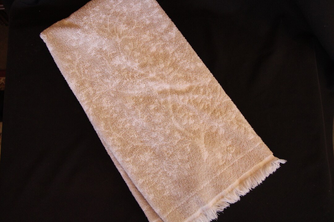 1960's - 1970's Vintage - Springmaid - Bath Towel - White and Taupe ...
