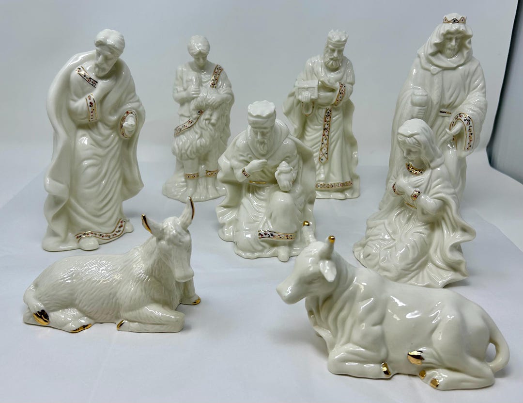 Vintage Nativity Set 8 Pieces White Ivory Porcelain Gold Red Green Trim ...