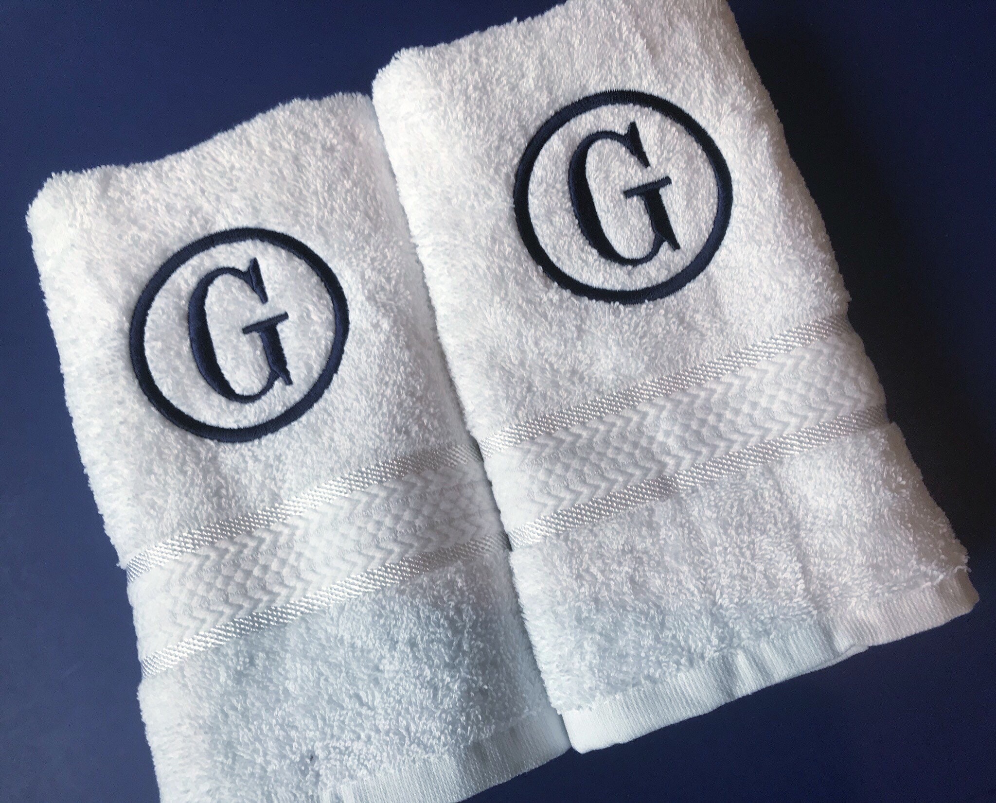 Monogrammed hand towel set / Bath towels / Personalized towels | Etsy