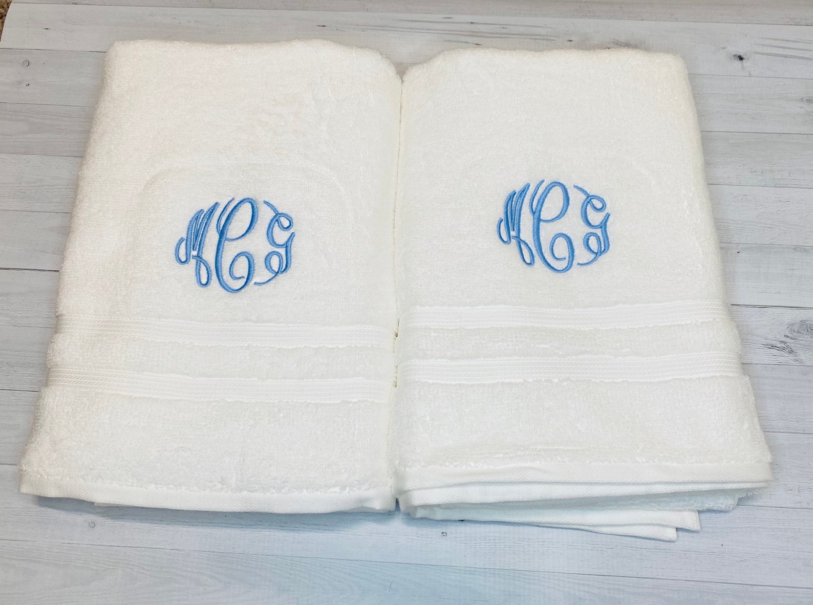 Personalized White Bath Towel Set: Custom Monogrammed Bathroom Decor - Etsy