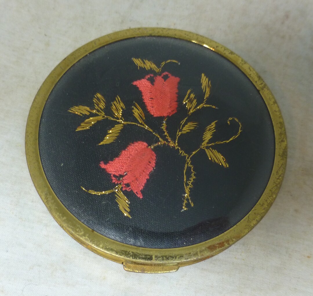 Vintage 1950s Mascot Red & Gold Embroidered Floral Powder Compact Make ...