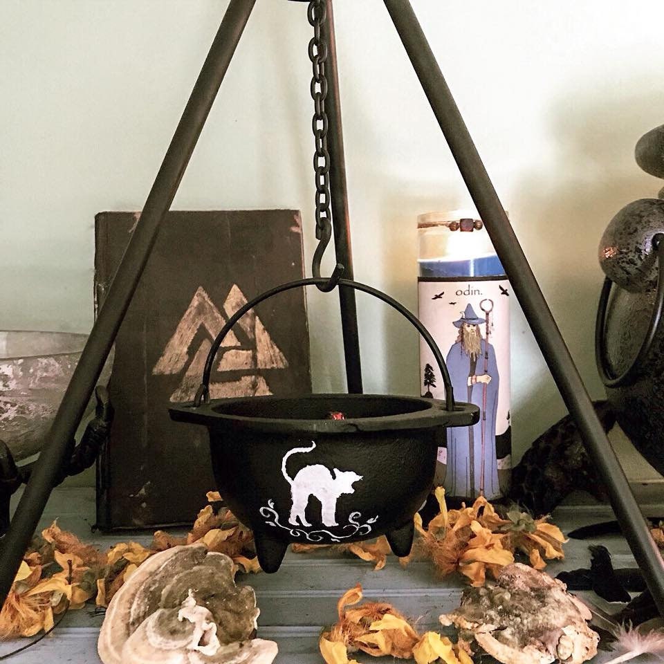 Witch Cast Iron Cauldron Set, Hand painted goat cauldron, Hand painted ...