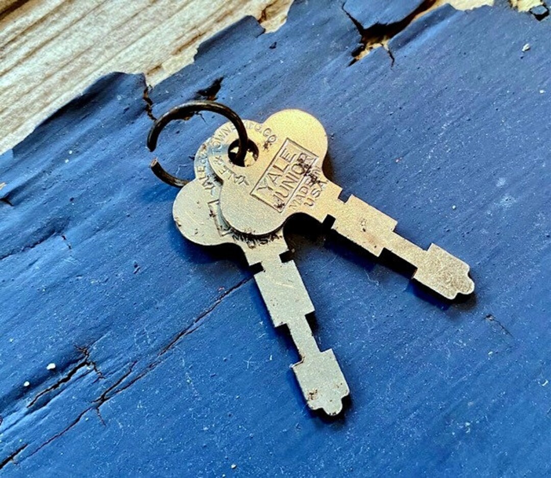 Vintage YALE JUNIOR Pair of Padlock Keys 2 Flat Skeleton Keys Yale ...