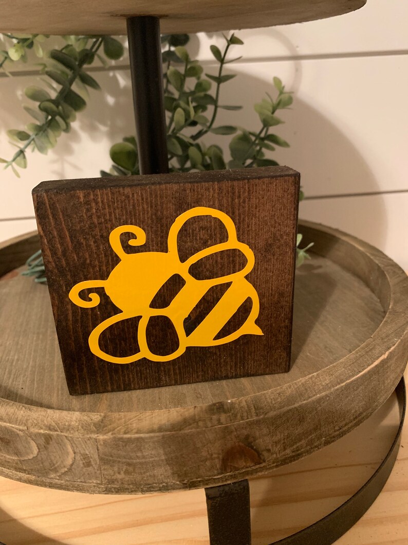 Bee Tiered Tray Set//farmhouse Decor//summer Bee Decor// - Etsy