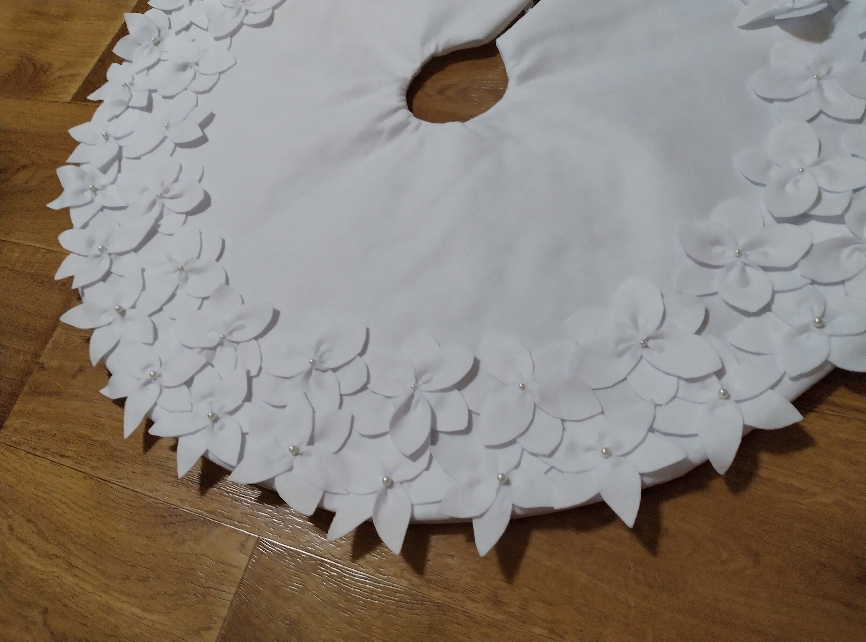 Felt Tree Skirt White or Red Flower Сhristmas Tree Skirt - Etsy
