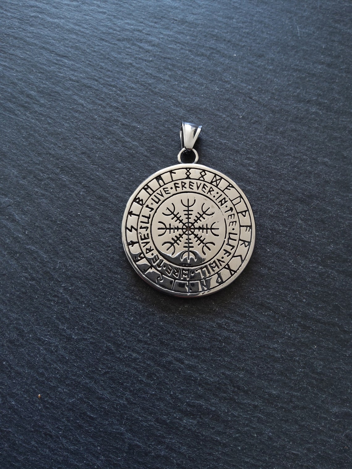 Large Round Wolf & Vegvísir Wayfinder Compass Pendant - Etsy