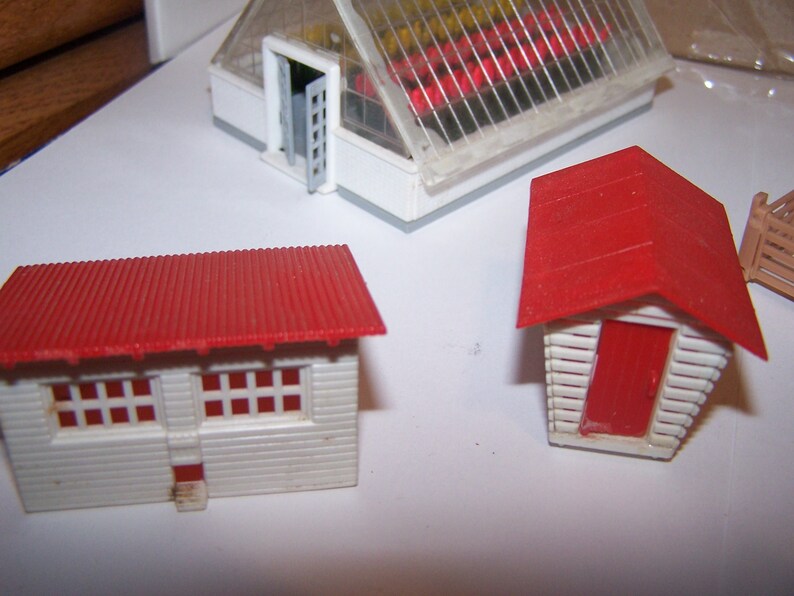 HO Scale Plastic Buildings Farm Items Greenhouse Animals Stockyard ...
