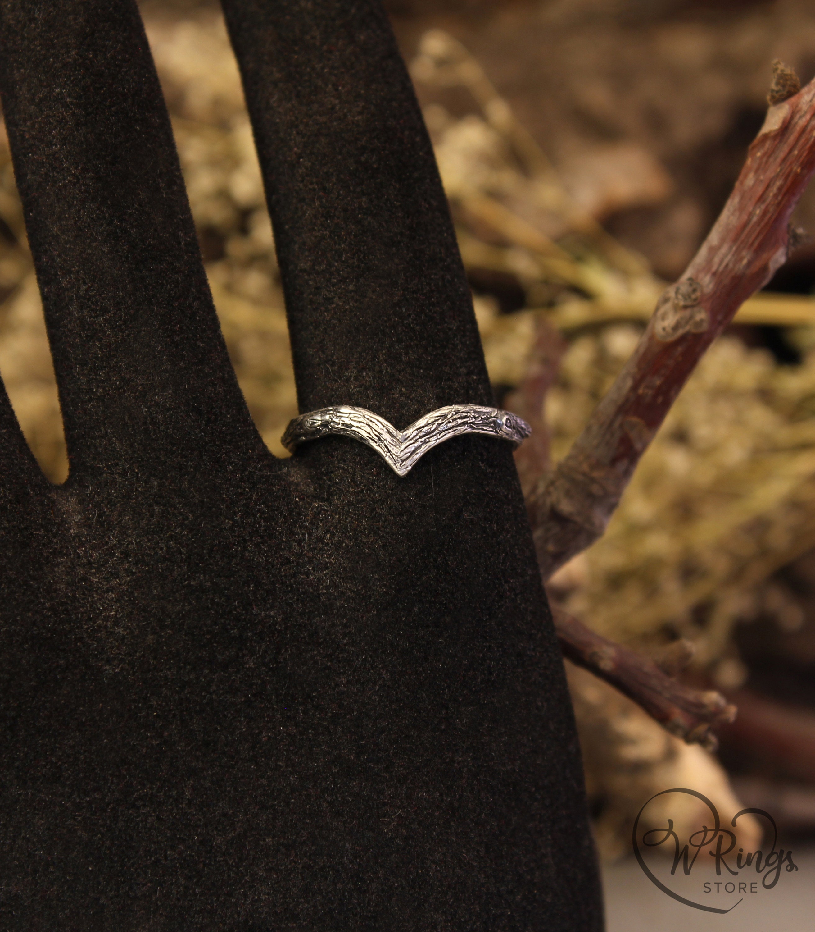 Tree bark silver V-ring Unique chevron wedding band | Etsy