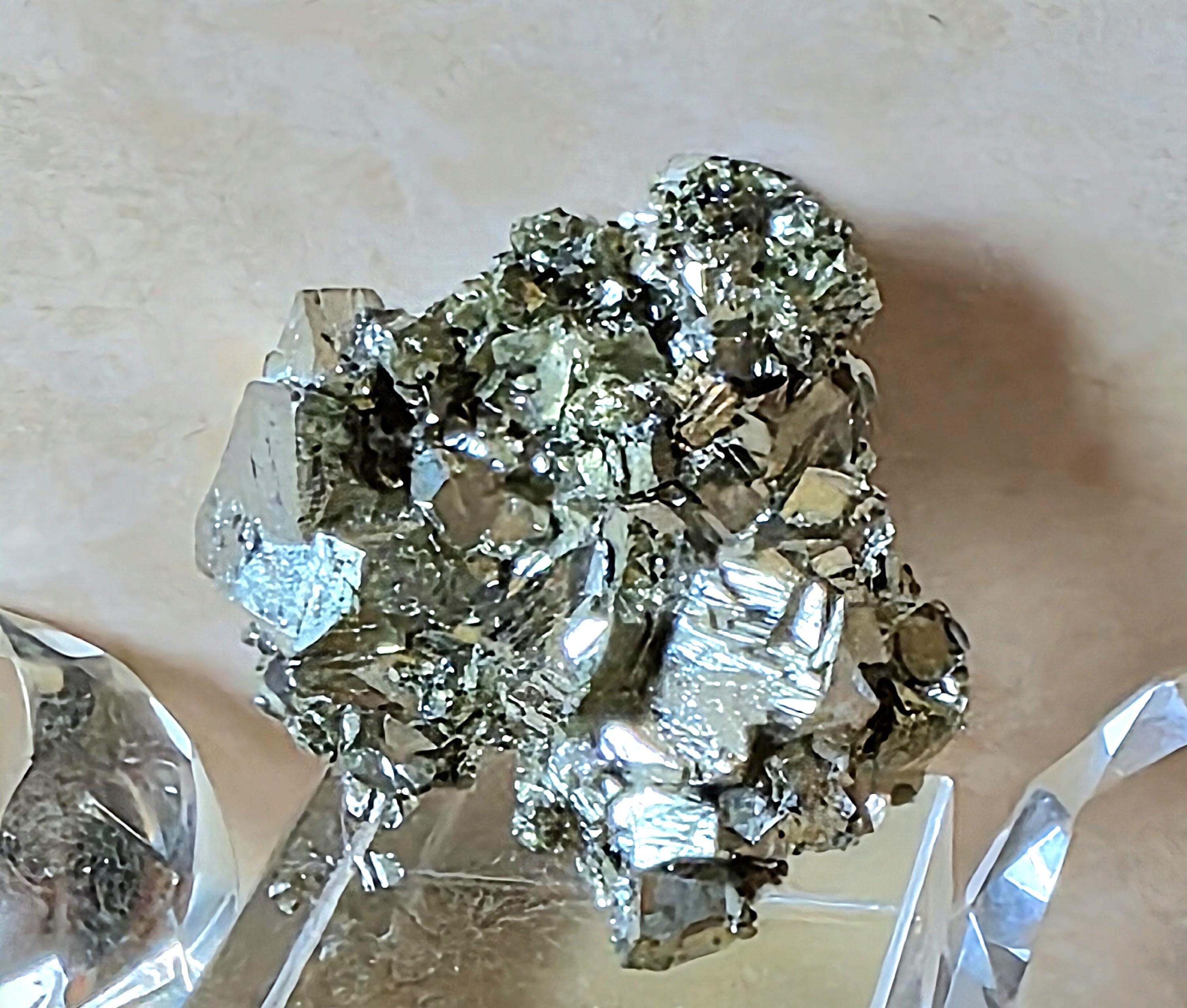 Aglomerado de pirita cúbica com brilho espelhado, espécime mineral ...