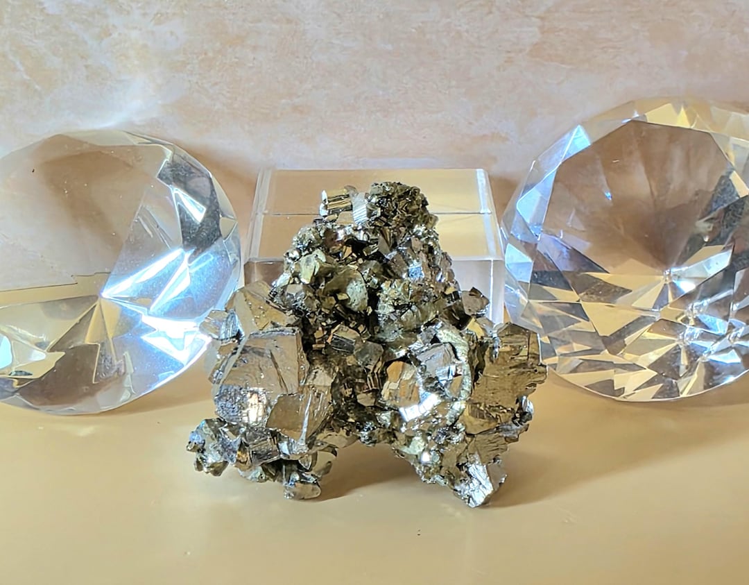 Aglomerado de pirita cúbica com brilho espelhado, espécime mineral ...