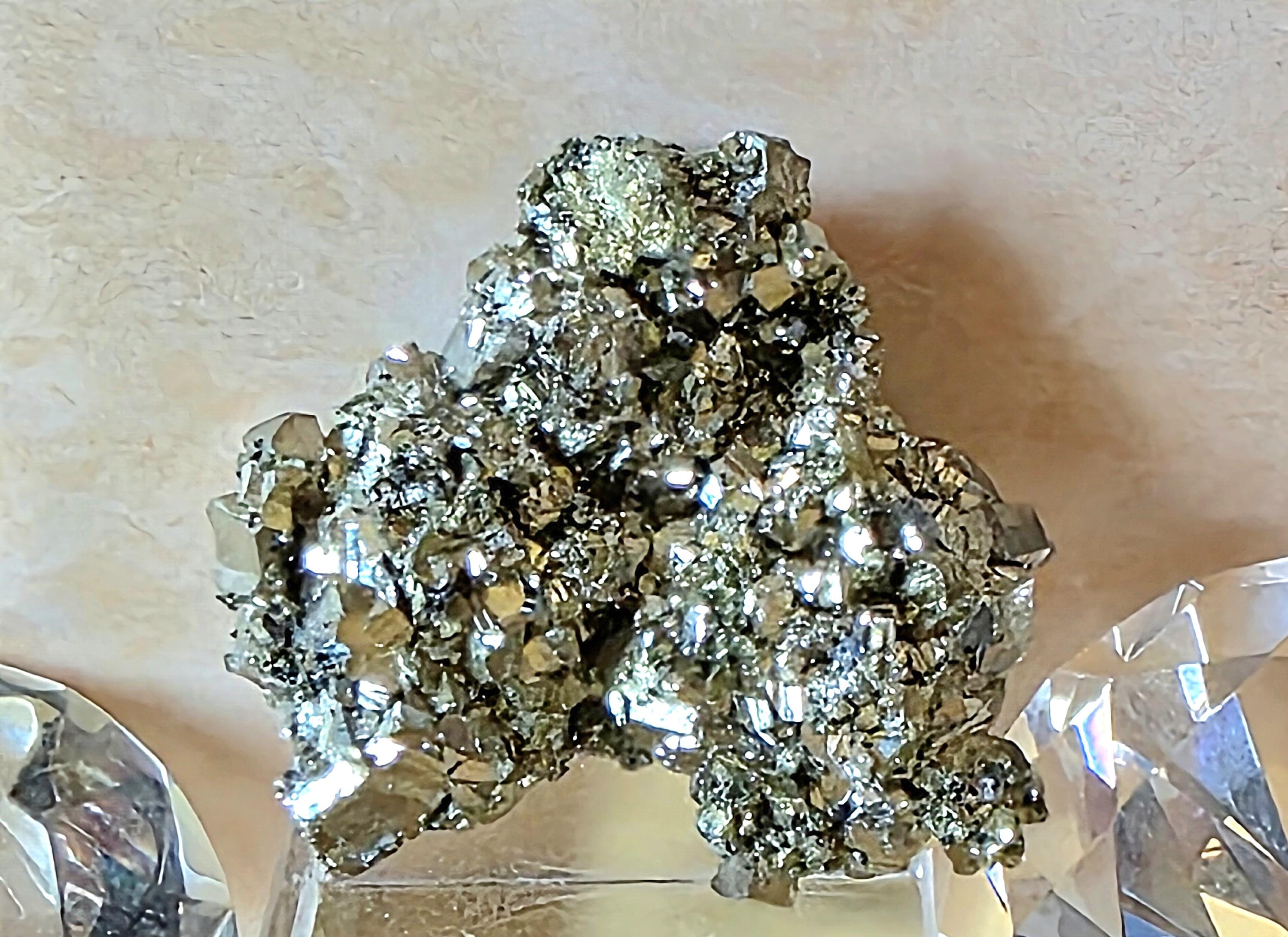 Aglomerado de pirita cúbica com brilho espelhado, espécime mineral ...
