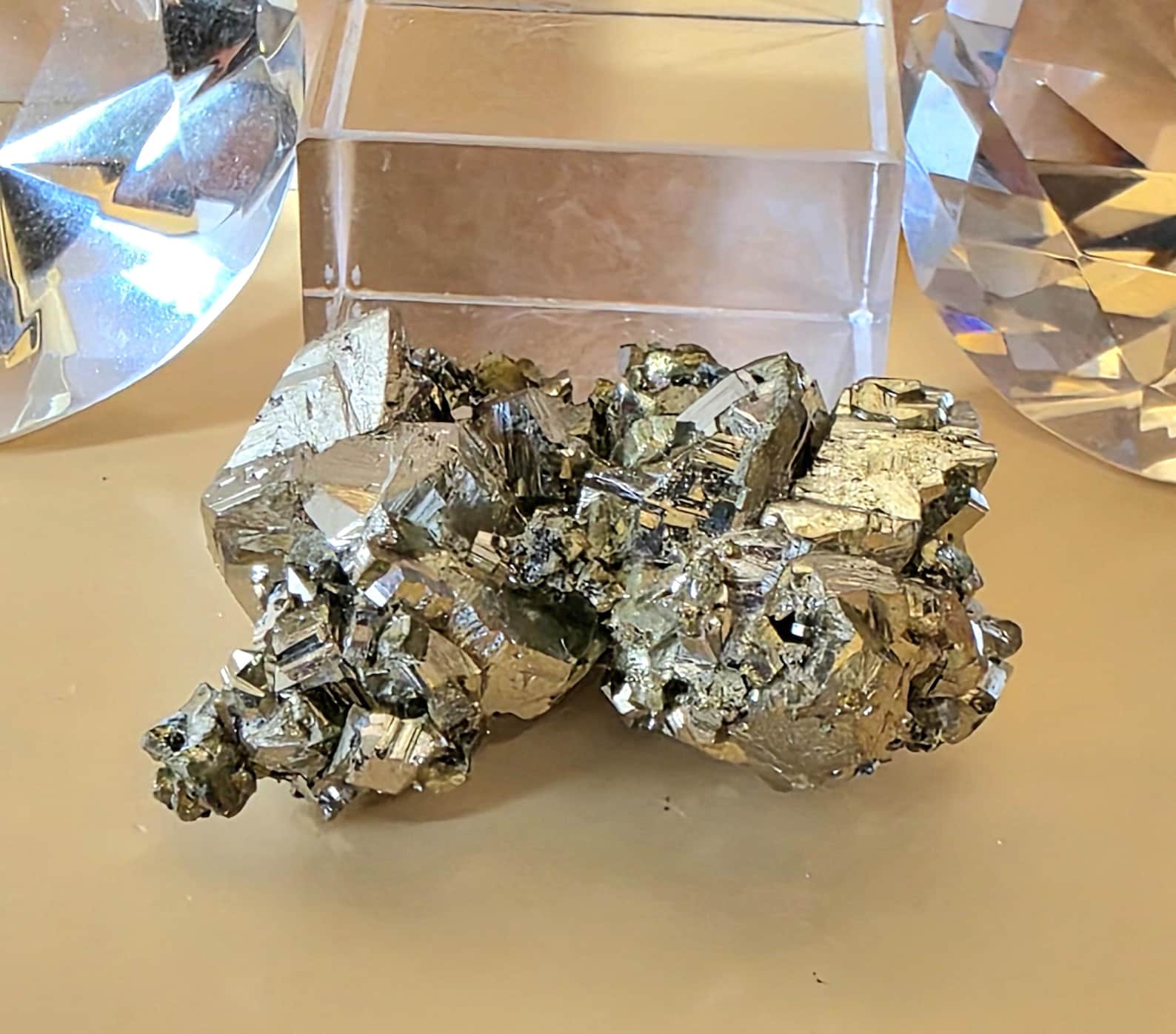 Aglomerado de pirita cúbica com brilho espelhado, espécime mineral ...