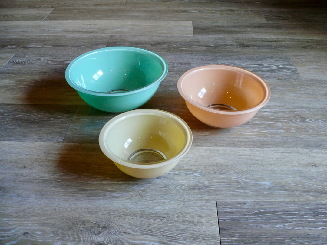 3 Pyrex Pastel Mixing Bowls With Clear Bottoms, Yellow 322, Peach 323 ...