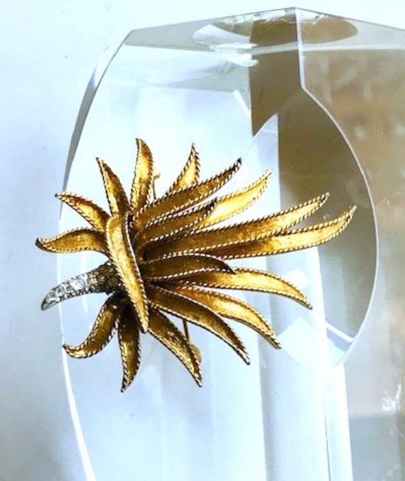 Elegant Boucher Brooch. - Gem