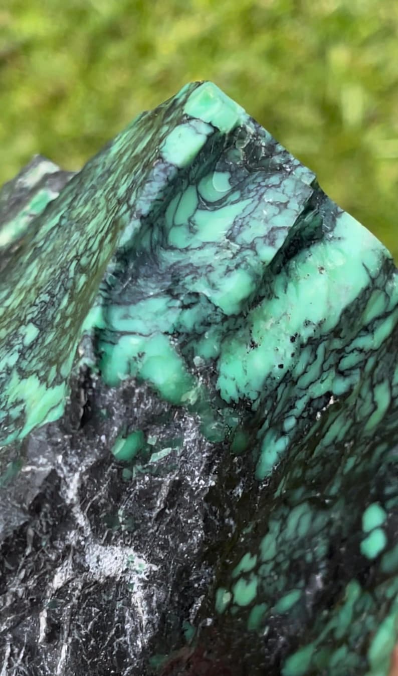 Variscite Rough Stone Apple Green Black Webbing 2650g Natural Emerald ...