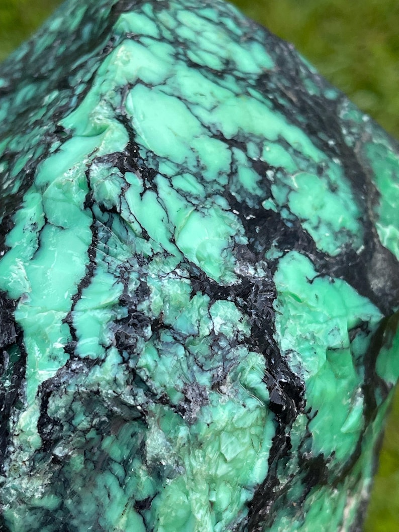 Variscite Rough Stone Apple Green Black Webbing 2650g Natural Emerald ...