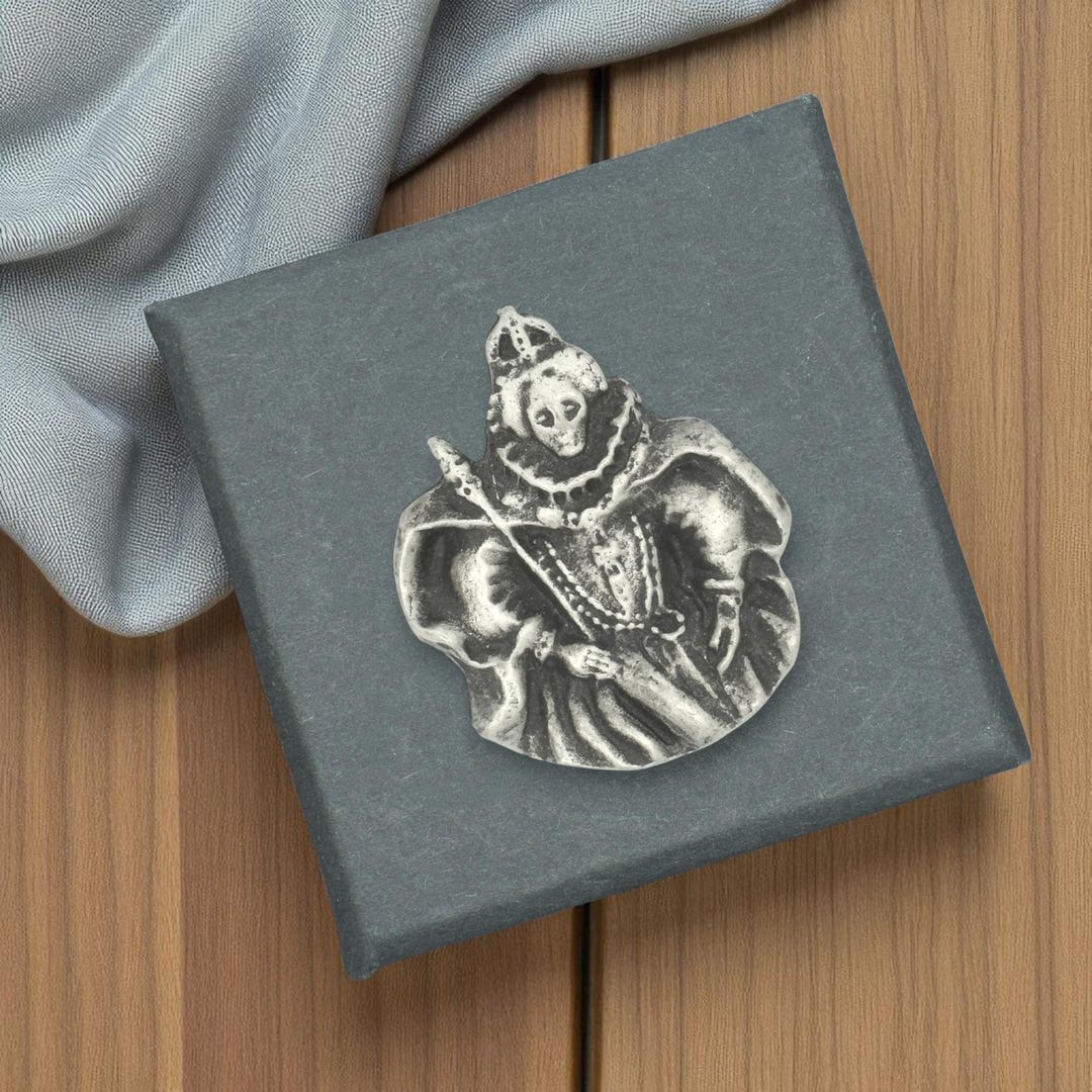 English Handmade Pewter Queens Elizabeth 1st Lapel Pin Badge Presented ...