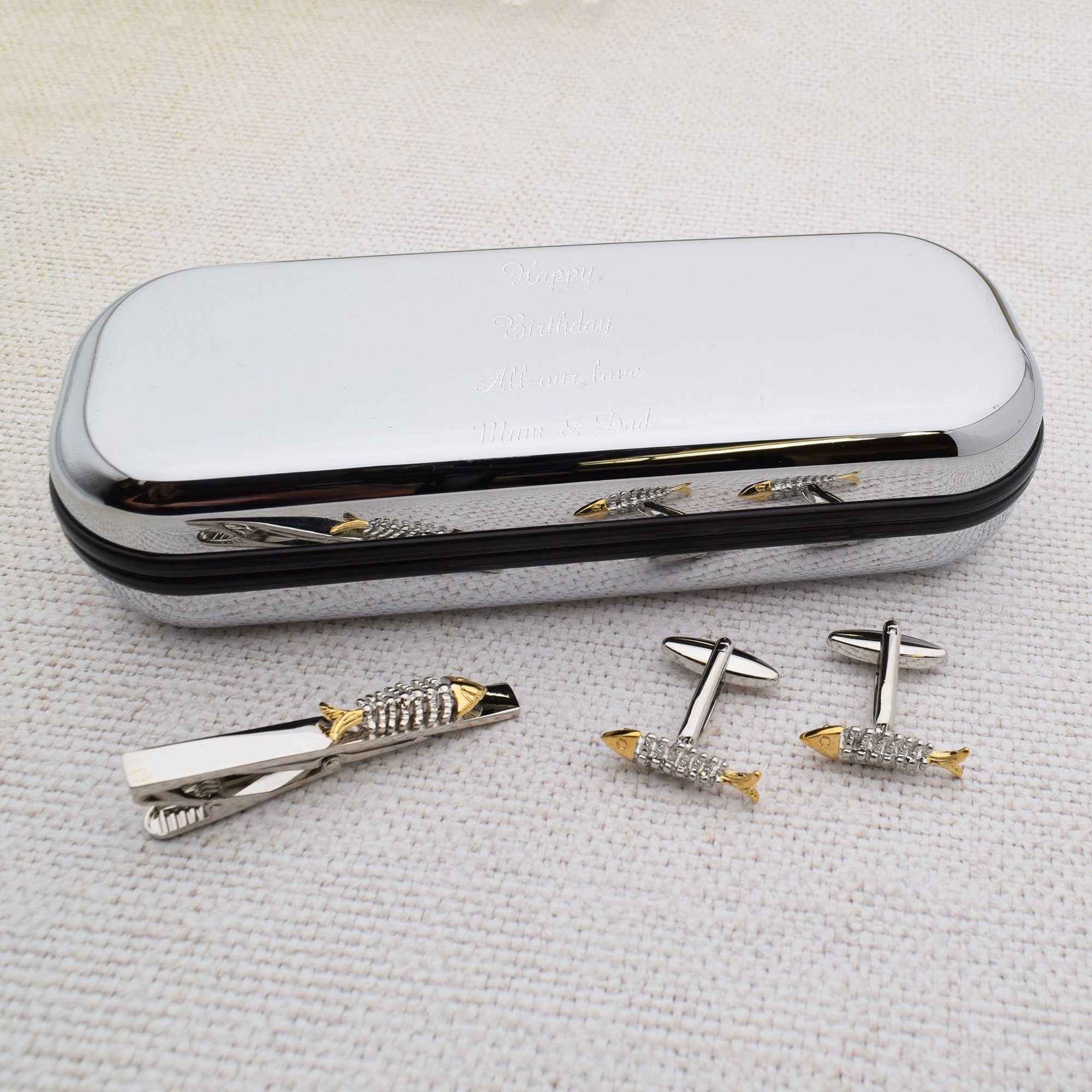 魚の骨のネクタイピンとカフスボタンのセット、刻印入りの個人用