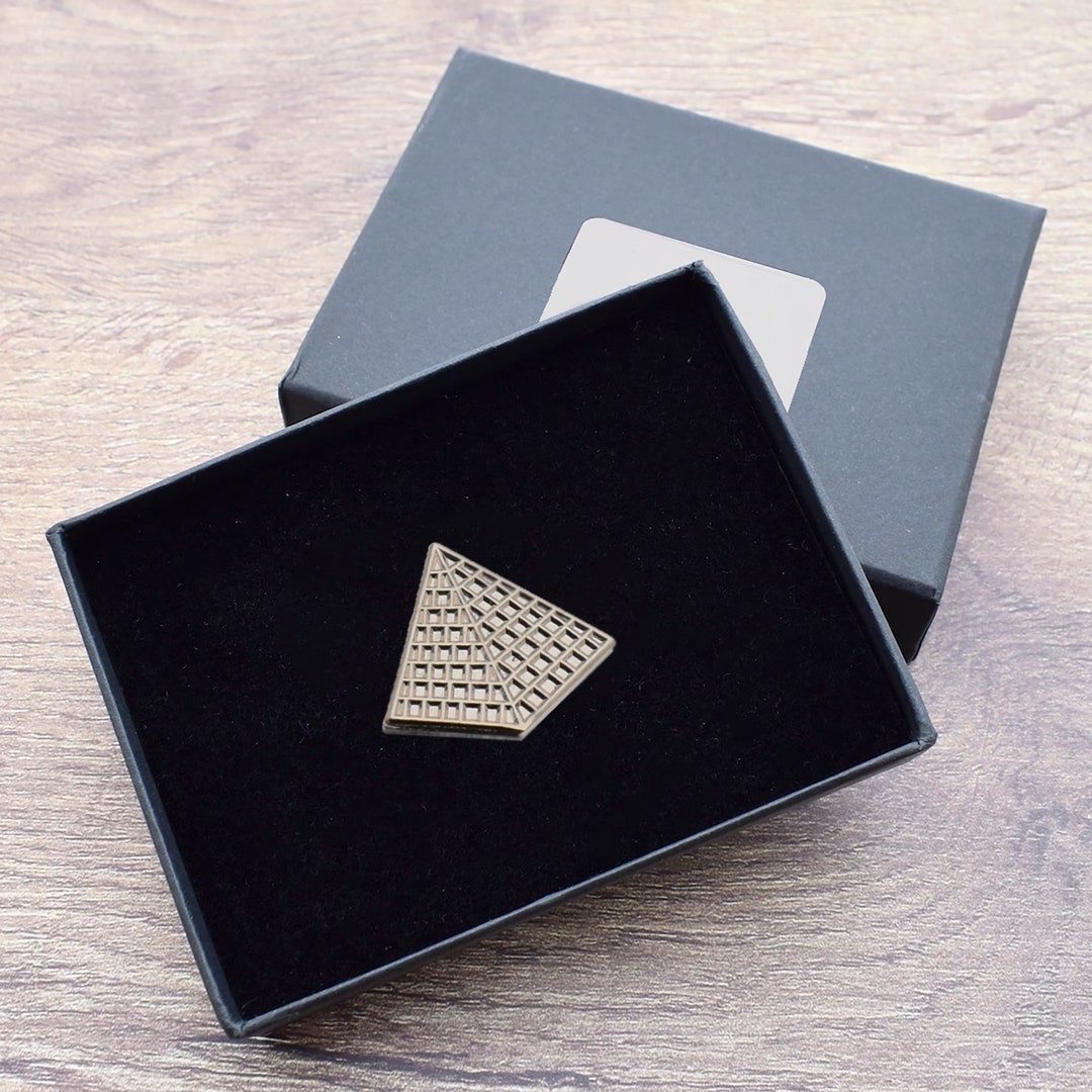 Pyramid Egyptian Design Lapel Pin Badge in Engraved Personalised Gift ...