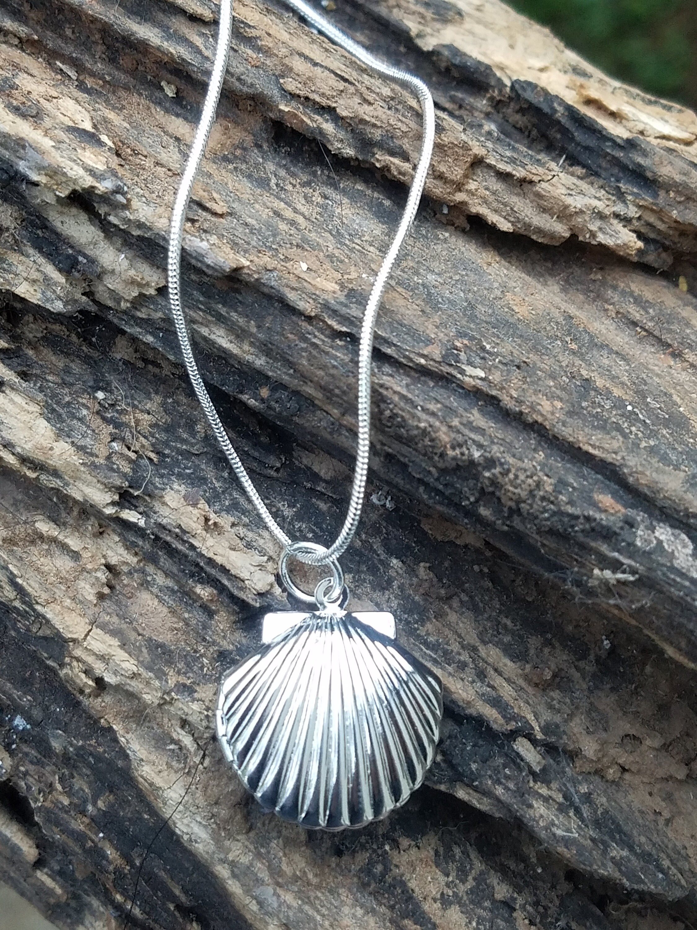 Sterling Silver Scallop Shell Locket / .925 / Camino De - Etsy