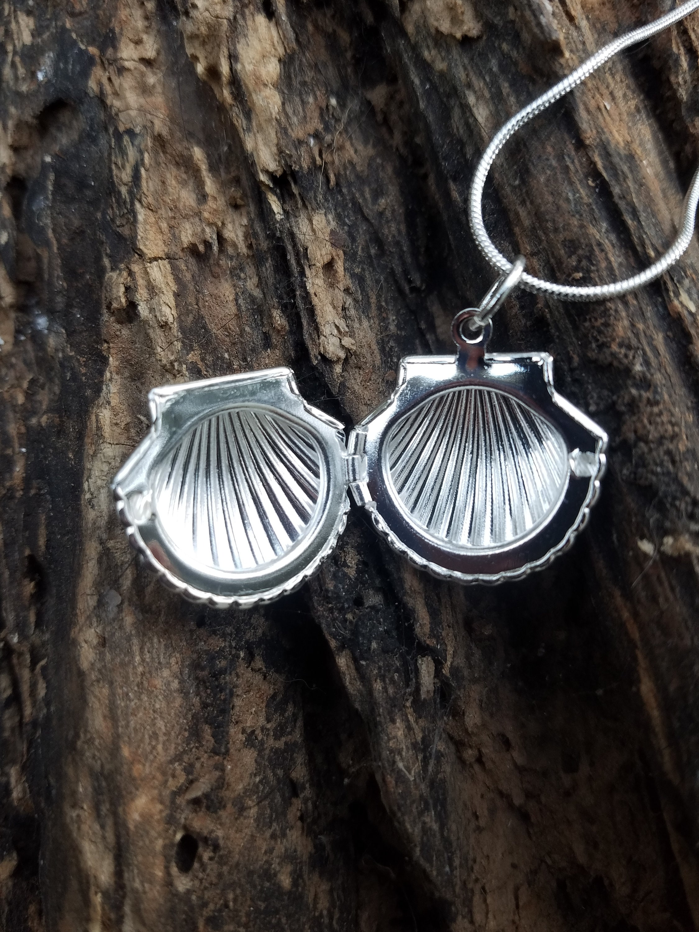 Sterling Silver Scallop Shell Locket / .925 / Camino De - Etsy