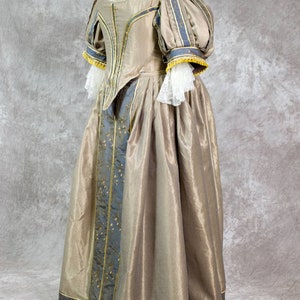 Robe Louis XIV en soie ou en taffetas 17. Jahrhundert, dimension ...