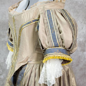 Robe Louis XIV en soie ou en taffetas 17. Jahrhundert, dimension ...