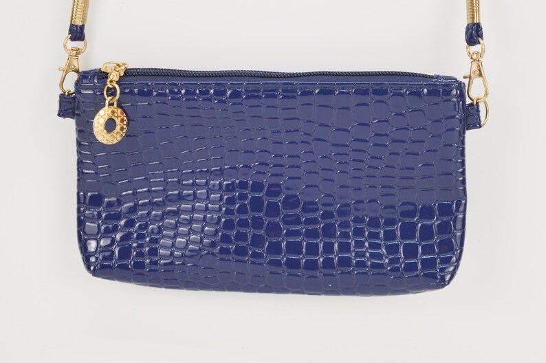 Clutch vintage de charol azul marino: bolso bandolera con estampado de ...