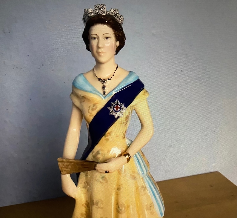 Royal Worcester HM Queen Elizabeth II Limited Edition Figure - Diamond ...