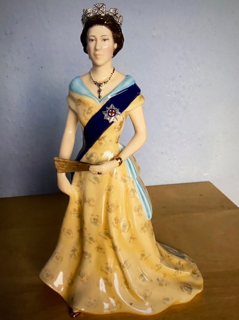 Royal Worcester HM Queen Elizabeth II Limited Edition Figure - Etsy