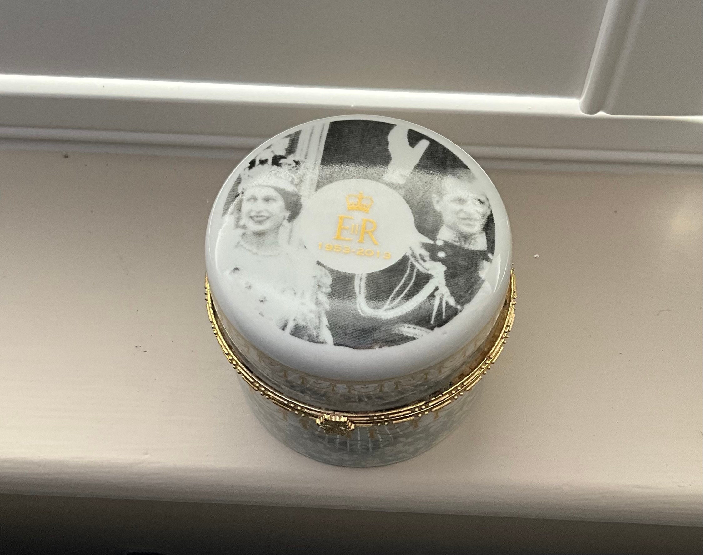 Queen Elizabeth II Diamond Jubilee China Trinket Box - Clock in Lid ...