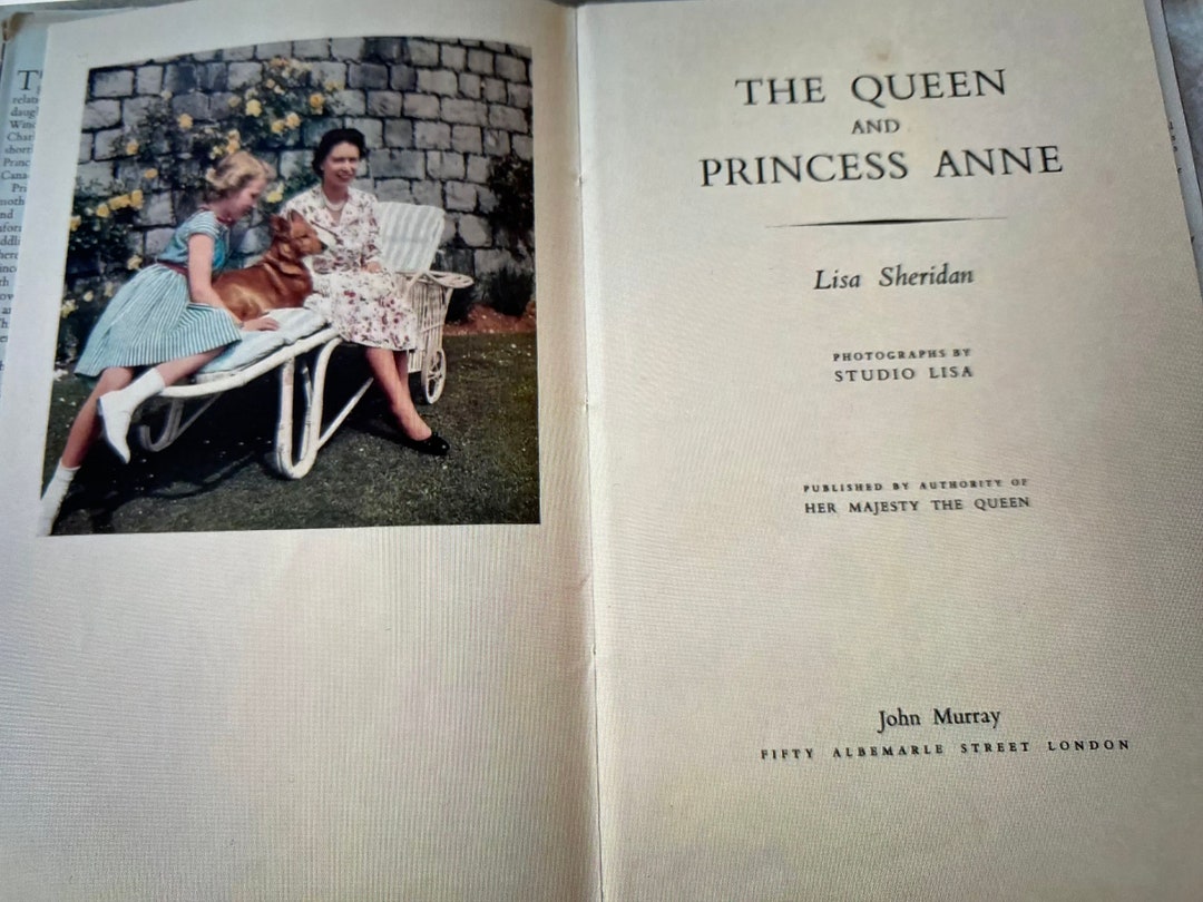 Vintage the Queen and Princess Anne by Lisa SHERIDAN - Etsy
