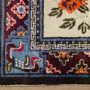 2x2 Chinese Floral Design Hand Knotted Oriental Semi-antique Rug ...