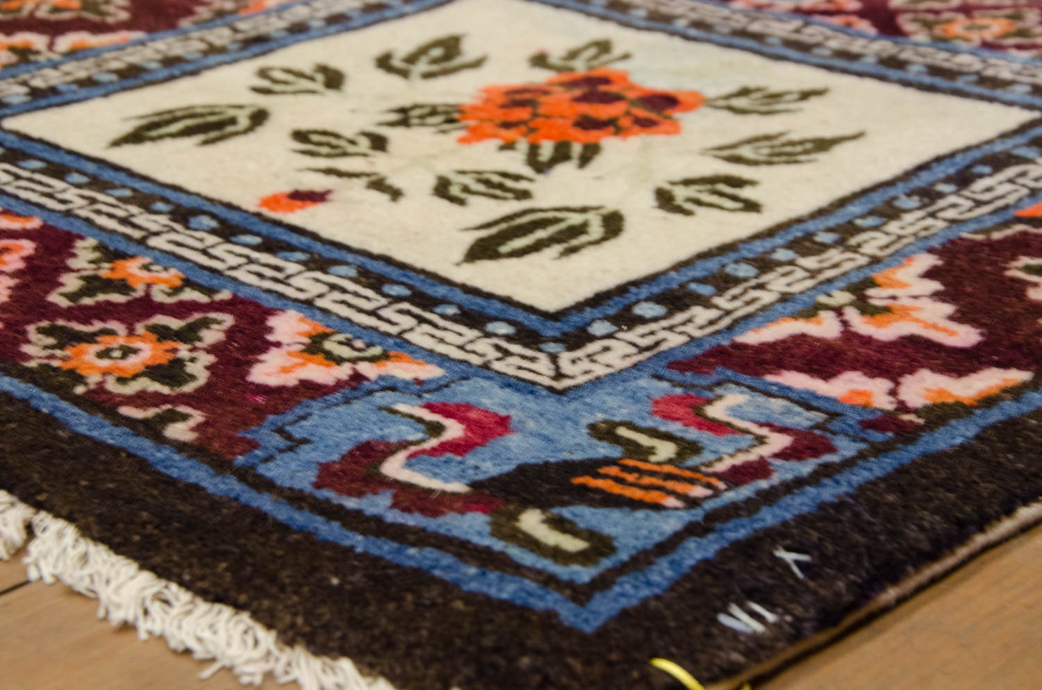 2x2 Chinese Floral Design Hand Knotted Oriental Semi-antique Rug ...