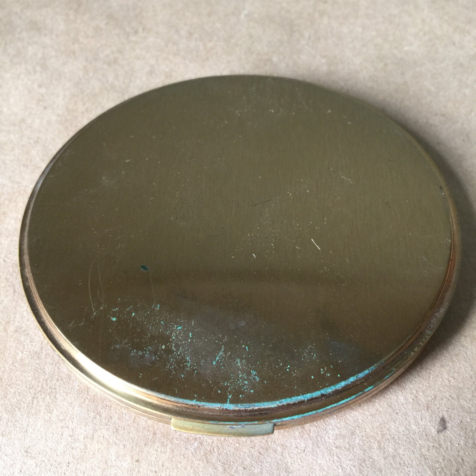 Gold-tone Metal Powder Compact Mirror With Cloth Bag 1960s Vintage Make ...