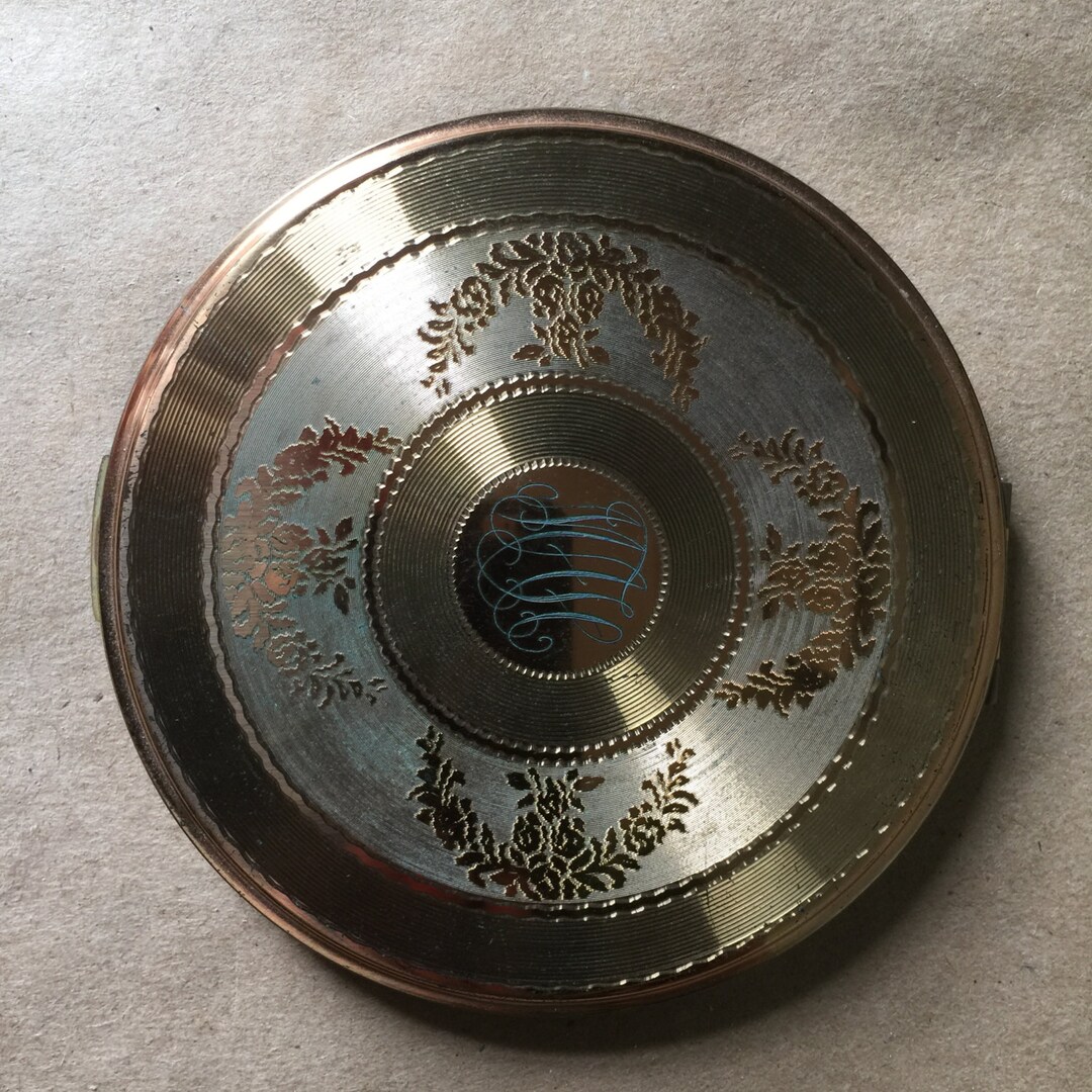 Gold-tone Metal Powder Compact Mirror With Cloth Bag 1960s Vintage Make ...