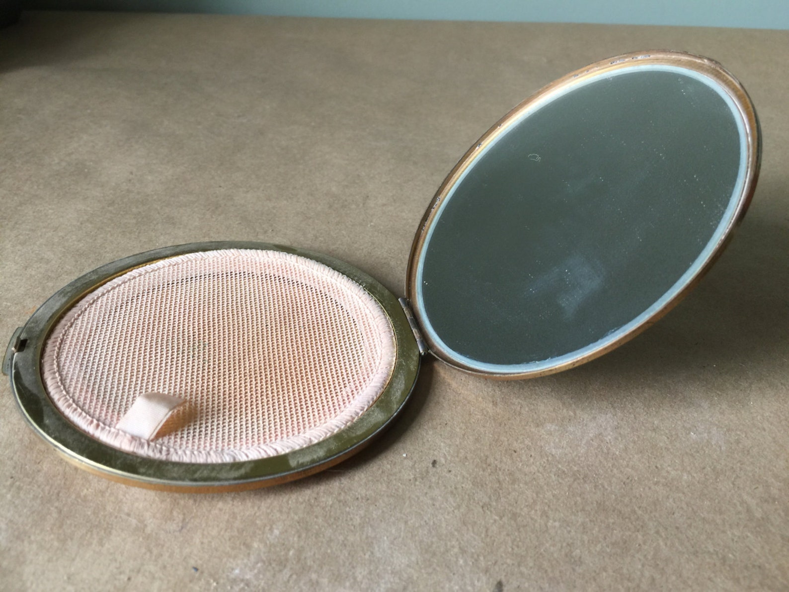Gold-tone Metal Powder Compact Mirror With Cloth Bag 1960s Vintage Make ...