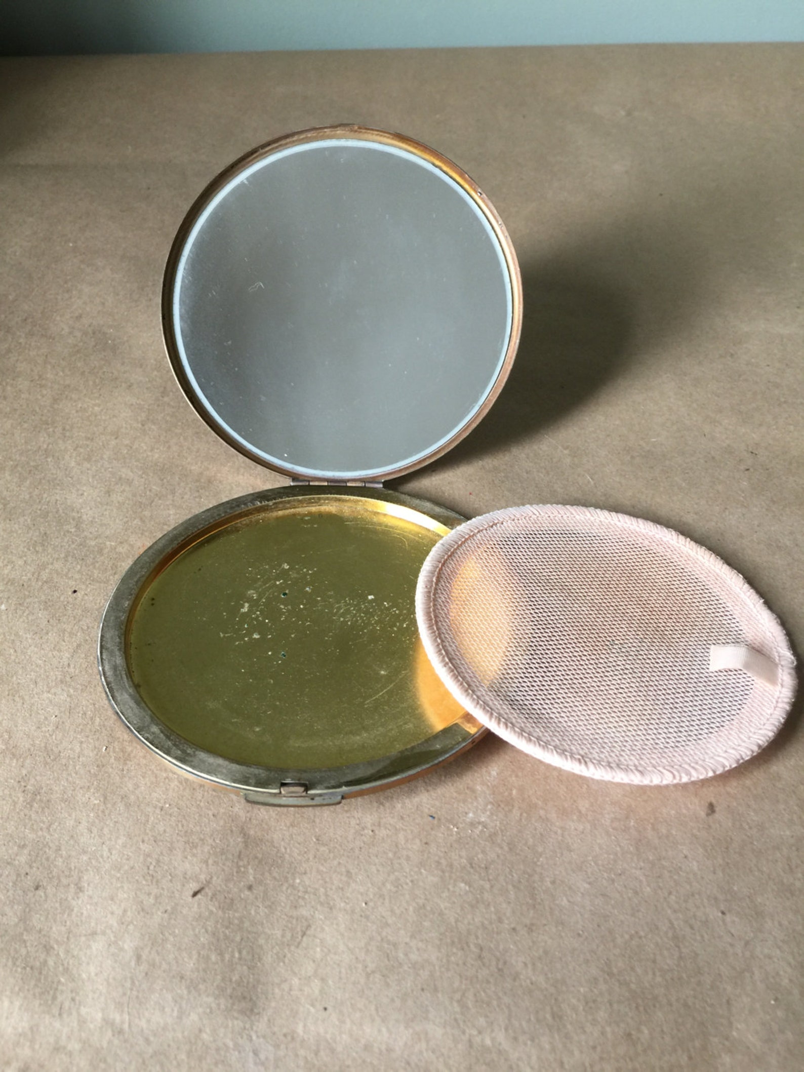 Gold-tone Metal Powder Compact Mirror With Cloth Bag 1960s Vintage Make ...