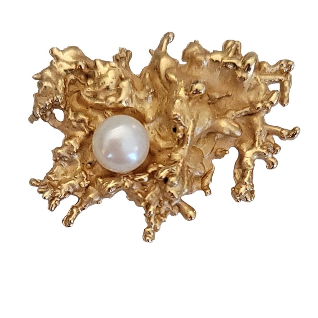 Napier Gold-tone Brutalist Clam Shell Style Pearl Brooch, Signed M792 ...
