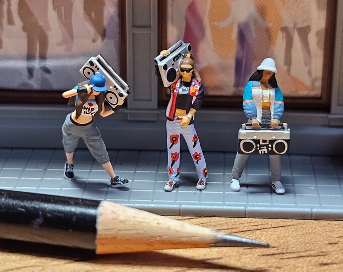 3 Teenage Girls Listening to Radio Music Figure Scale H0 1:87 for ...