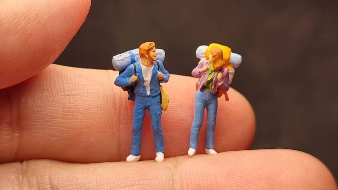 Traveler Couple Figure 1:87 Scale for Photographing Miniature People - Etsy