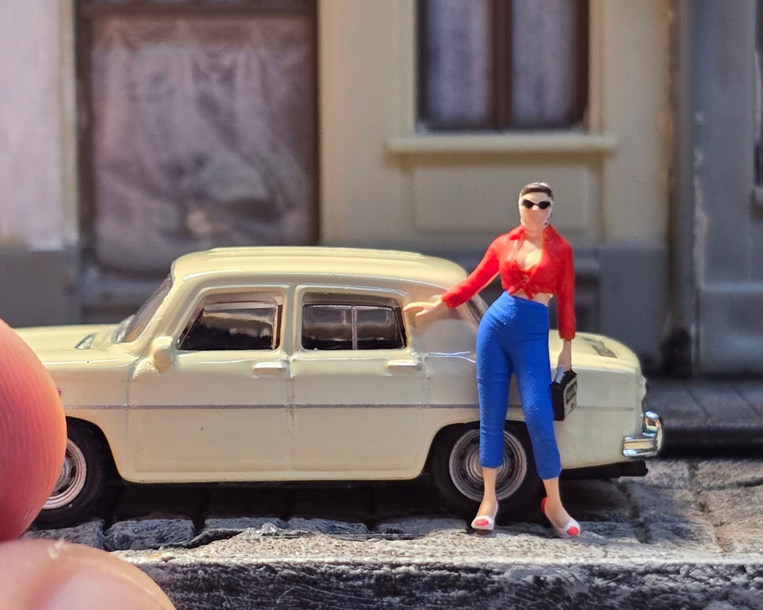 Scale 1:87 Business Woman in Black Glasses and Bronze Car Figure Scale ...
