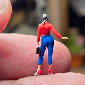 Scale 1:87 Business Woman in Black Glasses and Bronze Car Figure Scale ...