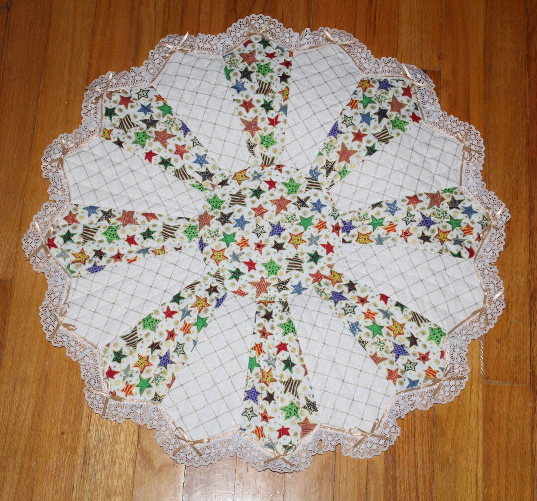 Dresden Plate Quilted Holiday Table Topper Christmas Centerpiece ...