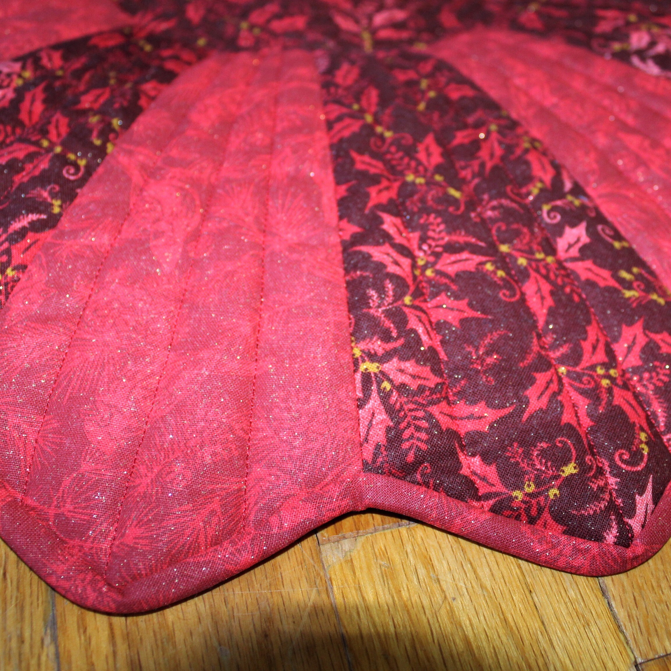 Dresden Plate Quilted Holiday Table Topper Christmas Centerpiece Holly ...